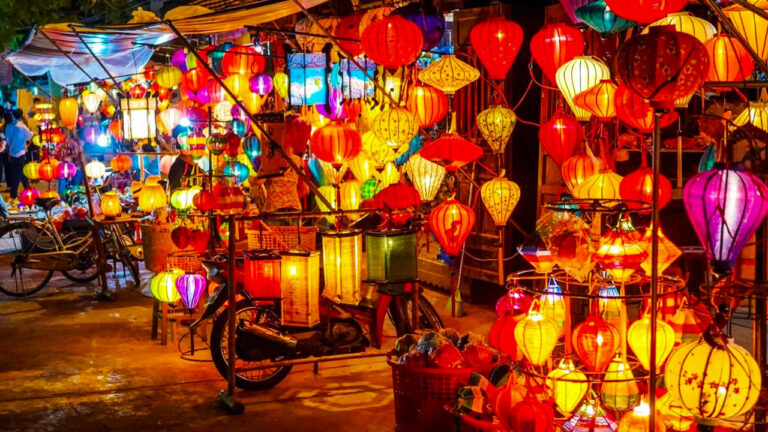 Mid-Autumn Festival in Vietnam: Traditions, Mooncakes & Lanterns